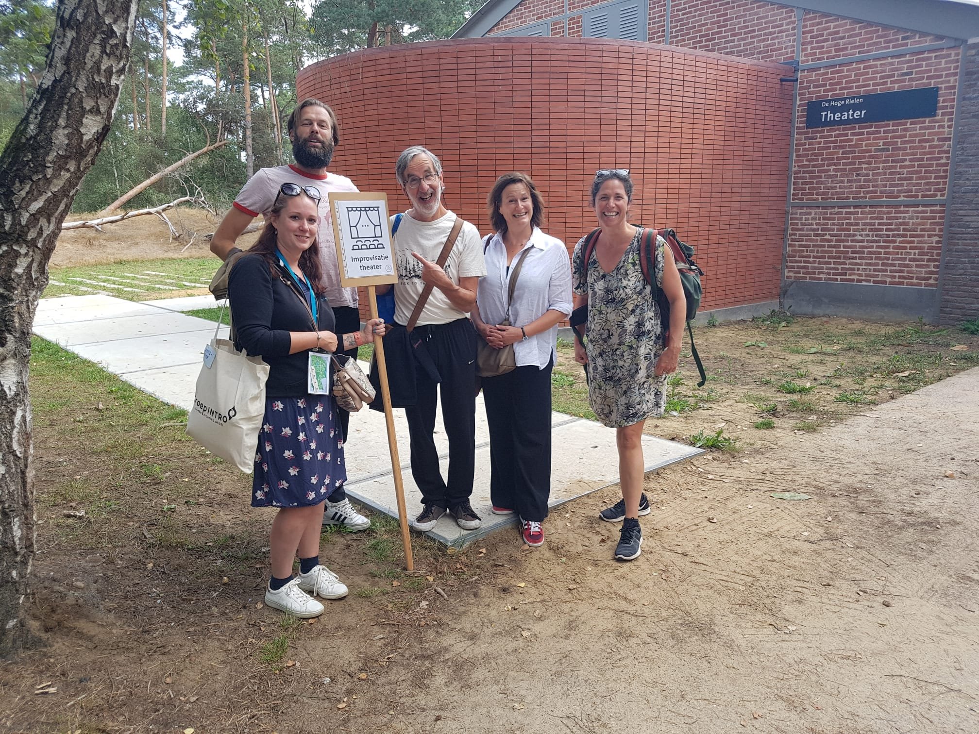 Met 1 been in de zee, en 1 been op het podium - TIM Theater